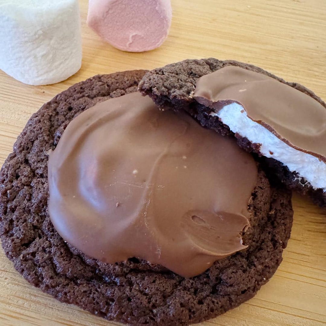Hot Chocolate Marshmallow Surprise Cookies | Hot Chocolate Cookie ...
