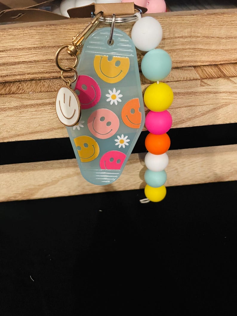 Beaded Motel Keychain- Daisies and Smiley Faces - Etsy