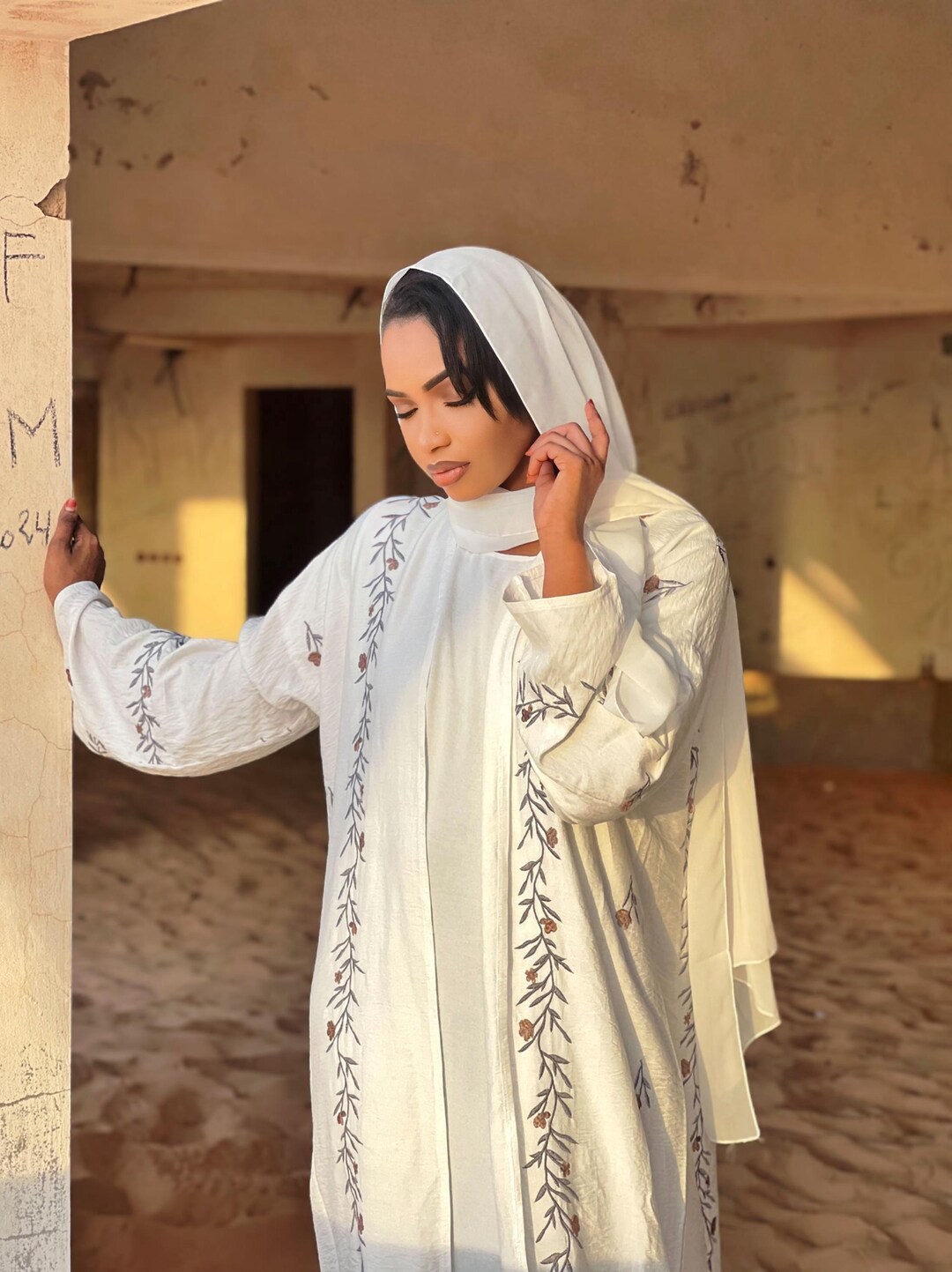 Abaya Sanaa – Elegant White Three-piece Set With Floral Embroidery ...