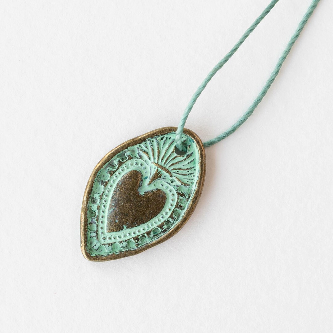 18x28mm Oval Heart Pendant - Green Patina Brass - 2 or 6 Pendants - Etsy