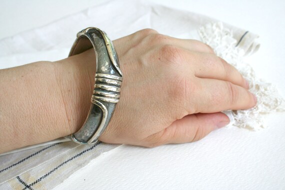 Brian Bergner silver bangle. Modernist bracelet, brut… - Gem