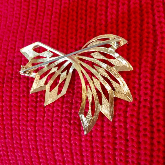 MONET Beautiful Gold tone Elegant Swoosh brooch - Gem