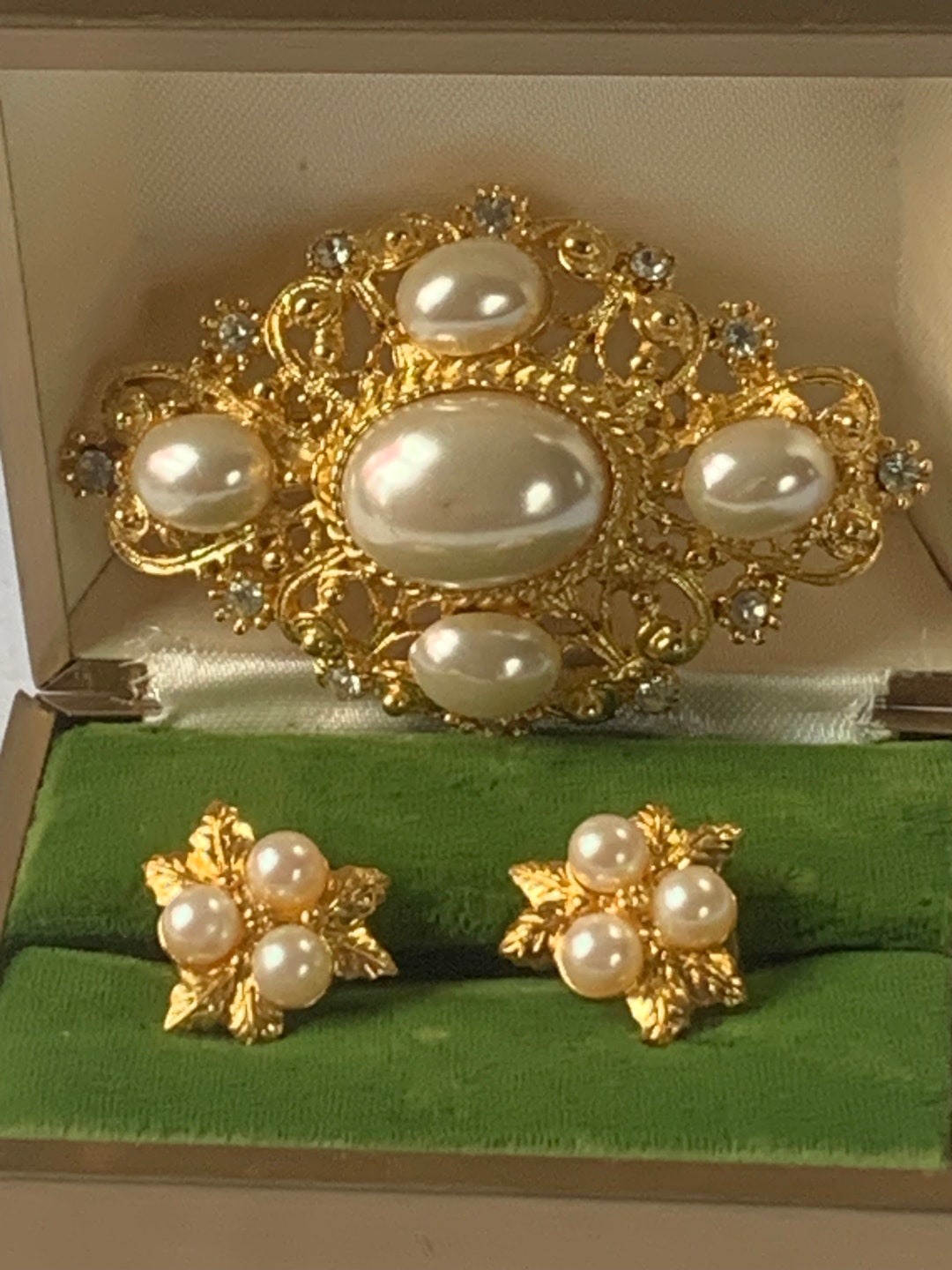 Vintage Victorian Style Faux Pearls With Decorative Gold Tone Settings ...