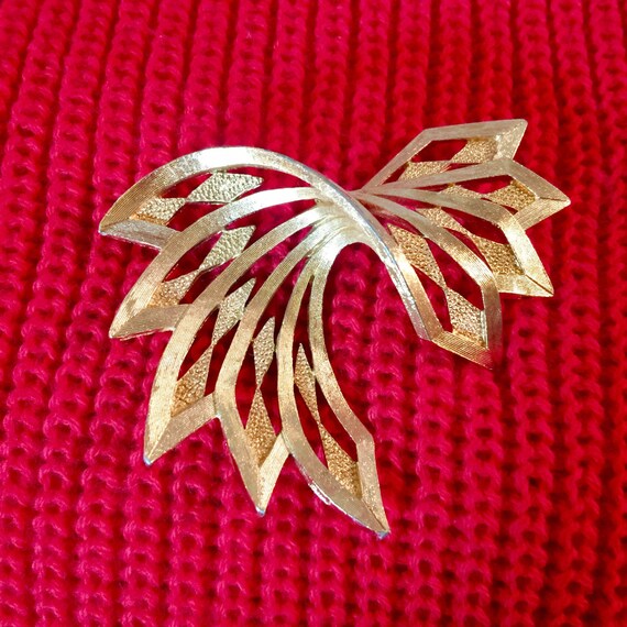 MONET Beautiful Gold tone Elegant Swoosh brooch - Gem