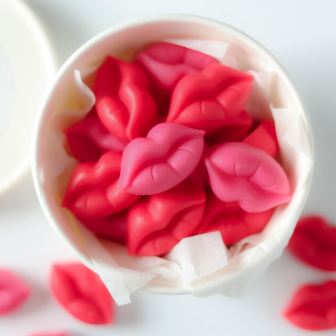 Kiss & Tell Wax Melts - Lip Shaped, Red Pink, Sweet Cinnamon Vanilla ...