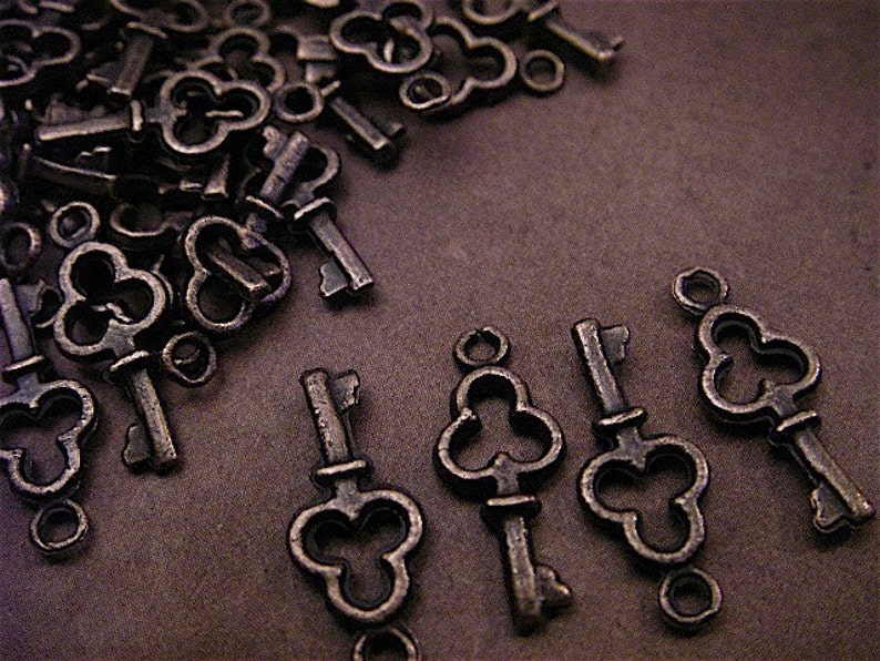 25 Antique Red Copper Key Charm RCKC - Etsy