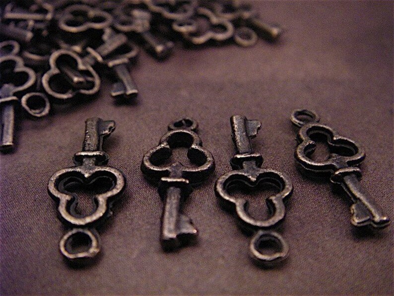 25 Antique Red Copper Key Charm RCKC - Etsy