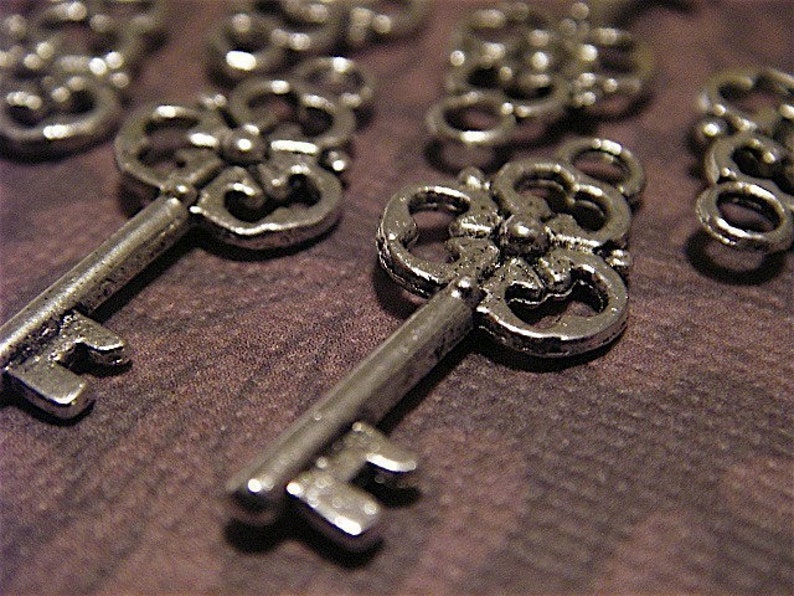 10 Antique Silver Key Charm ASKC23 - Etsy