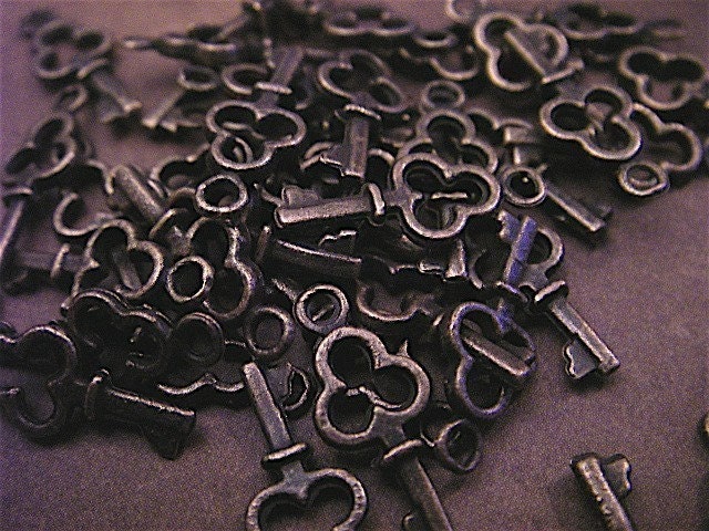 25 Antique Red Copper Key Charm RCKC - Etsy