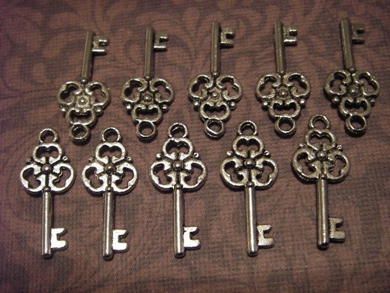 10 Antique Silver Key Charm ASKC23 - Etsy