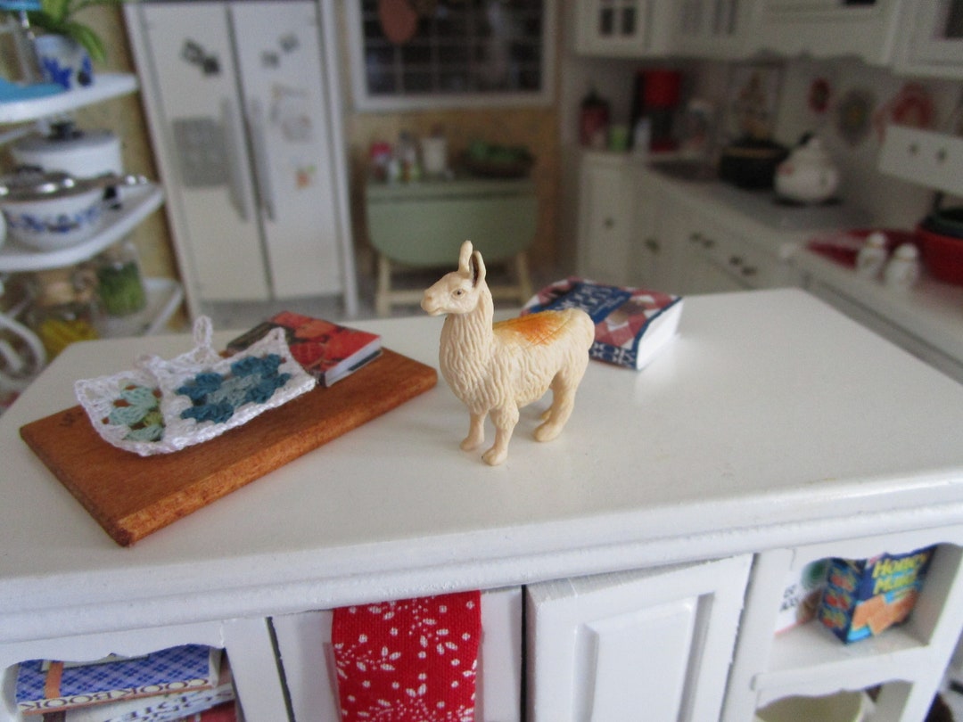 Miniature Llama, Mini Llama Figurine, Style 41, Dollhouse Miniature, 1: ...