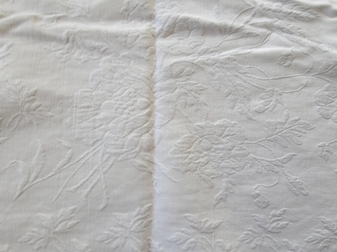 Antique White Matelasse Pillow Cover Lay Over 28x82 Scalloped Edge ...