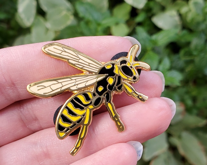 Hard Enam Pin Golden Paper Wasp Pollinators Bug Insect Pollinate ...