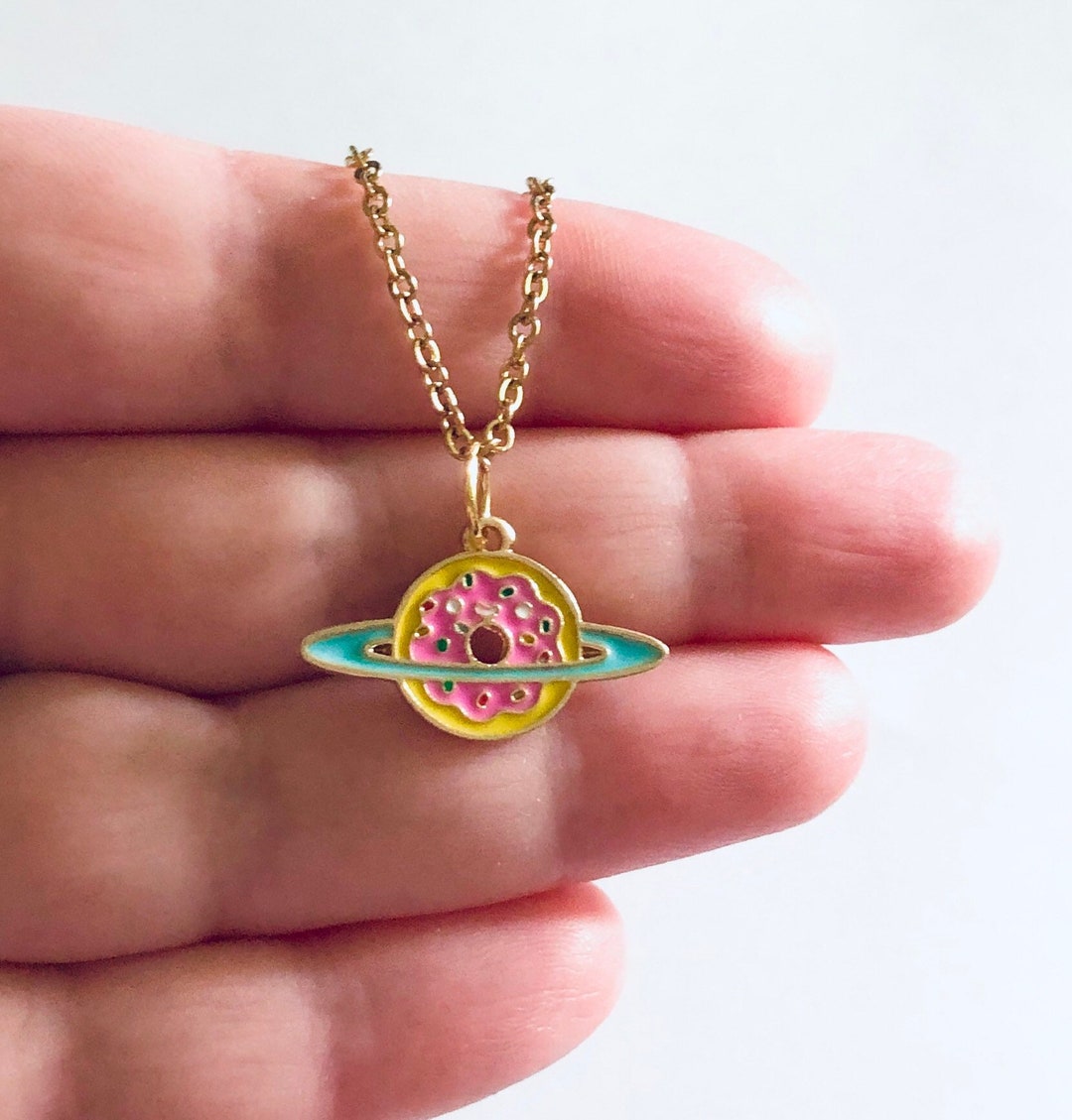 Collier beignet Saturne plaqué or sur chaîne en acier inoxydable ...