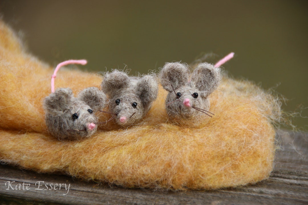 Mice/ Set of 3 Tiny Mice for Nativity Scene - Etsy