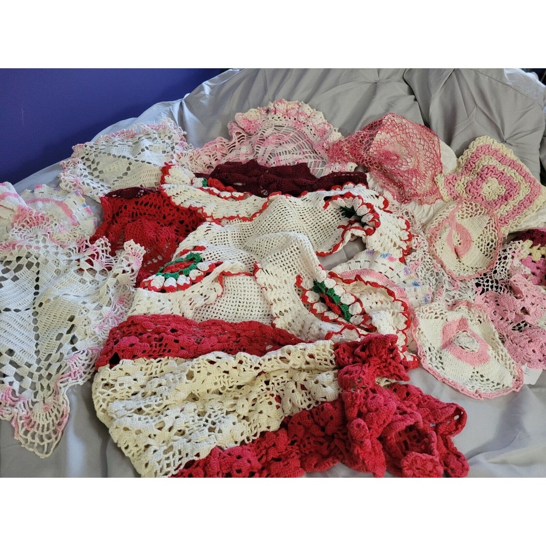 21 Piece Vintage Doily Dresser Scarf Lot Pink Red White Christmas ...
