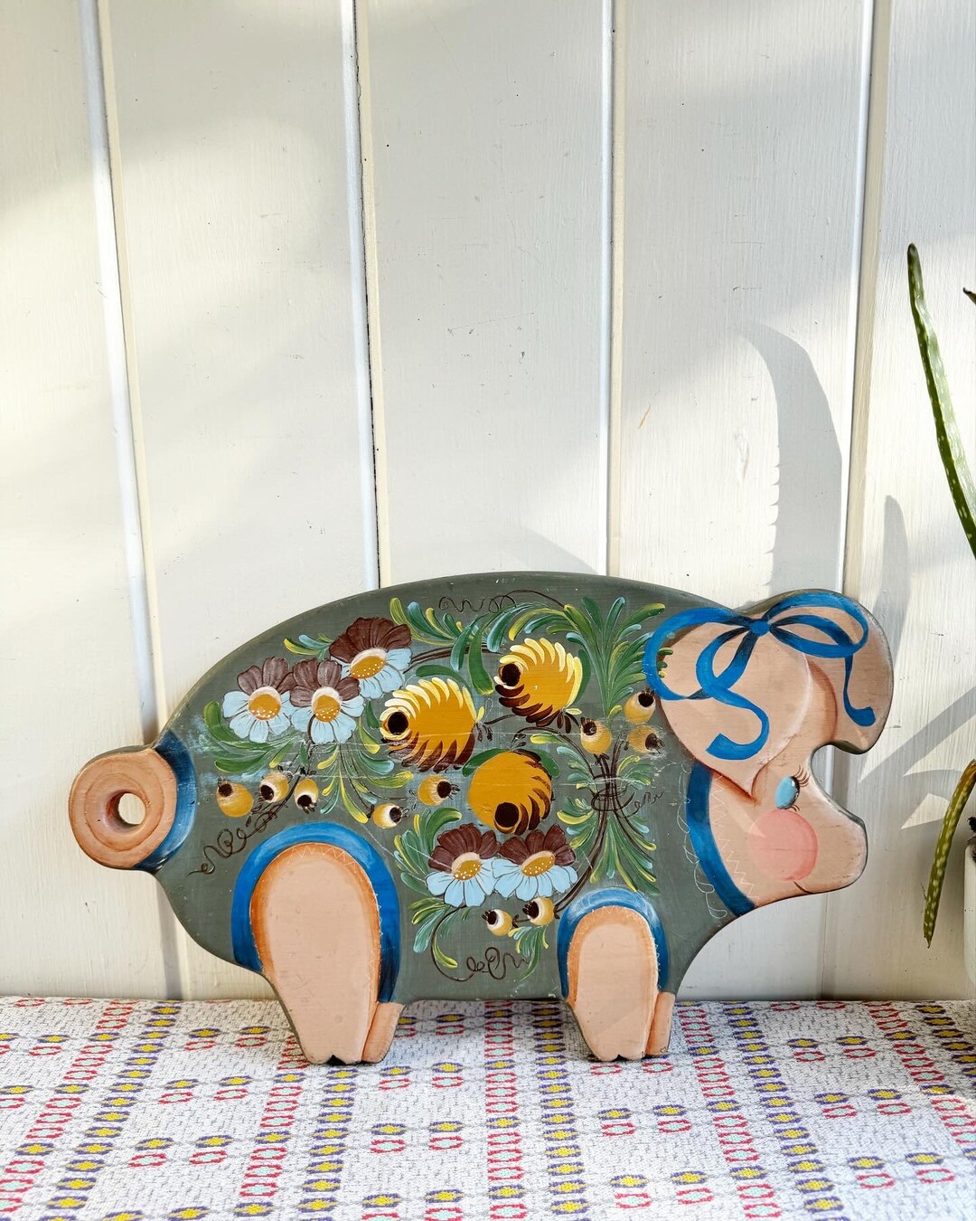 Vintage Painted Florals Design Pot Belly Pig Wood Cutting Board. Pig ...
