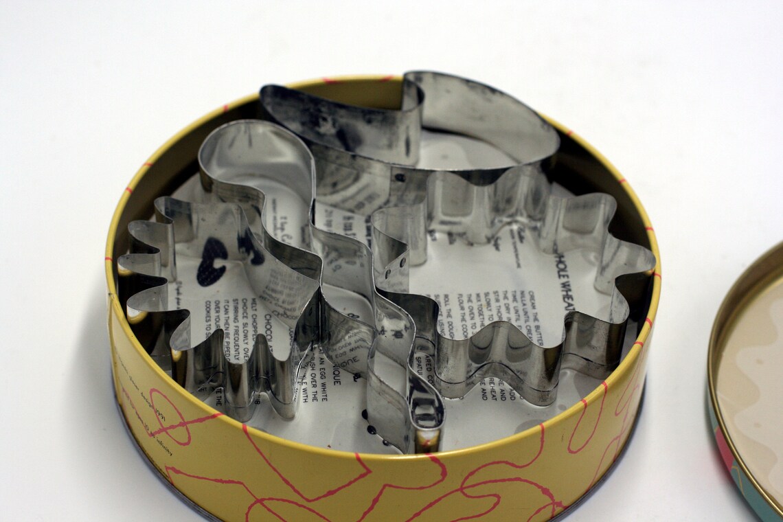 Vintage Tin of Cookie Cutters With Recipes/higashi Glaser/1991 - Etsy