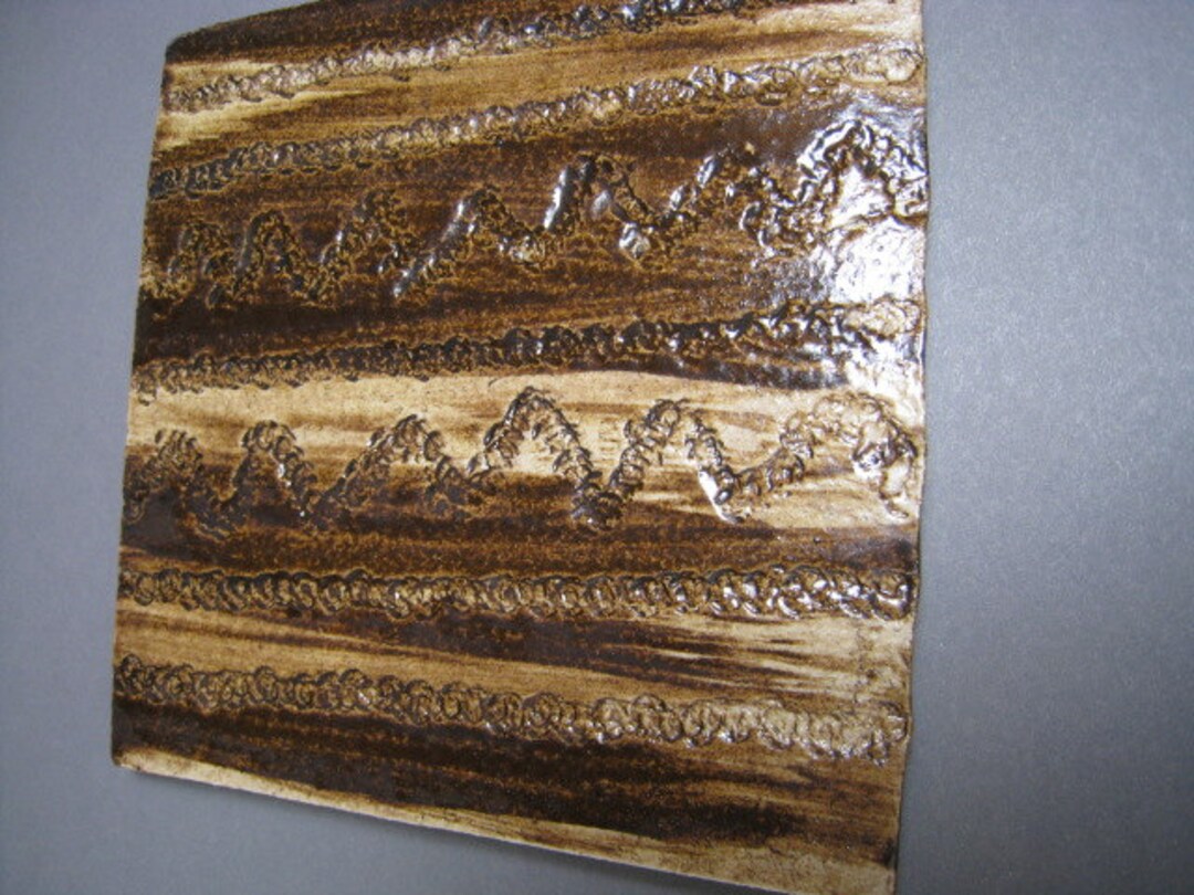 Azulejo de arte rupestre cerámico Diseño de petroglifos de línea y ...