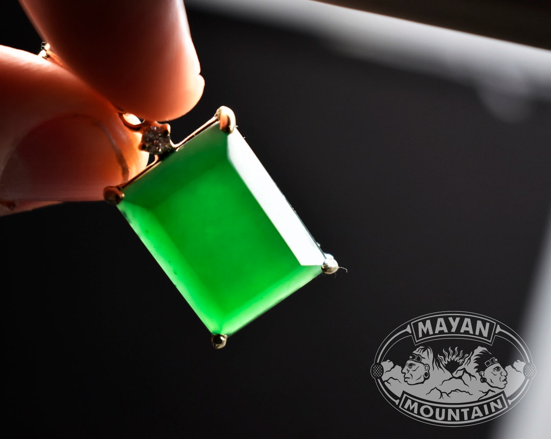 IMPERIAL GREEN JADEITE Jade // Guatemalan Guatemala // Natural ...