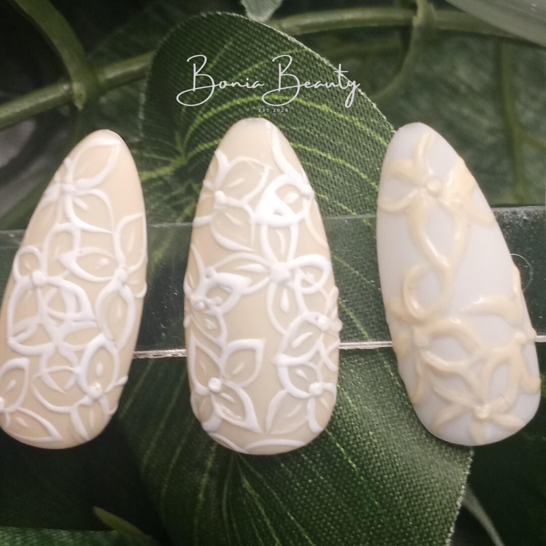 Daphne | White Floral 10-piece Press-on Nail Set With Application Kit ...