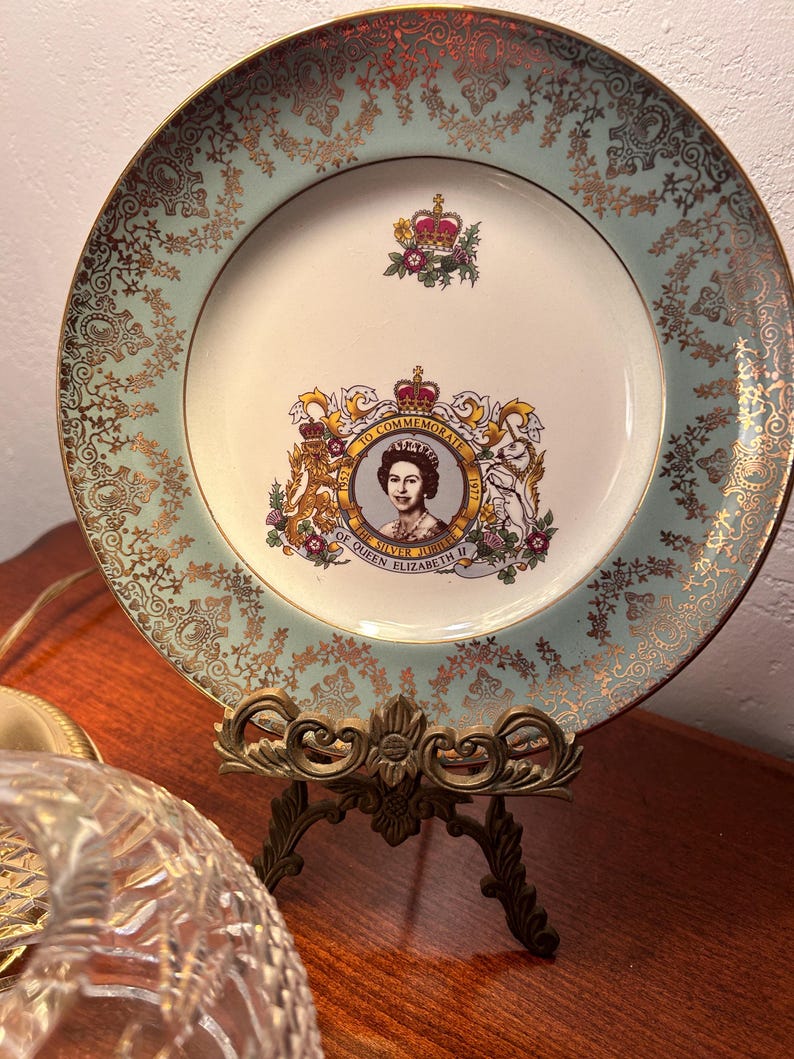 Queen Elizabeth "the Silver Jubilee" Commemorative Plate; Anglophile ...