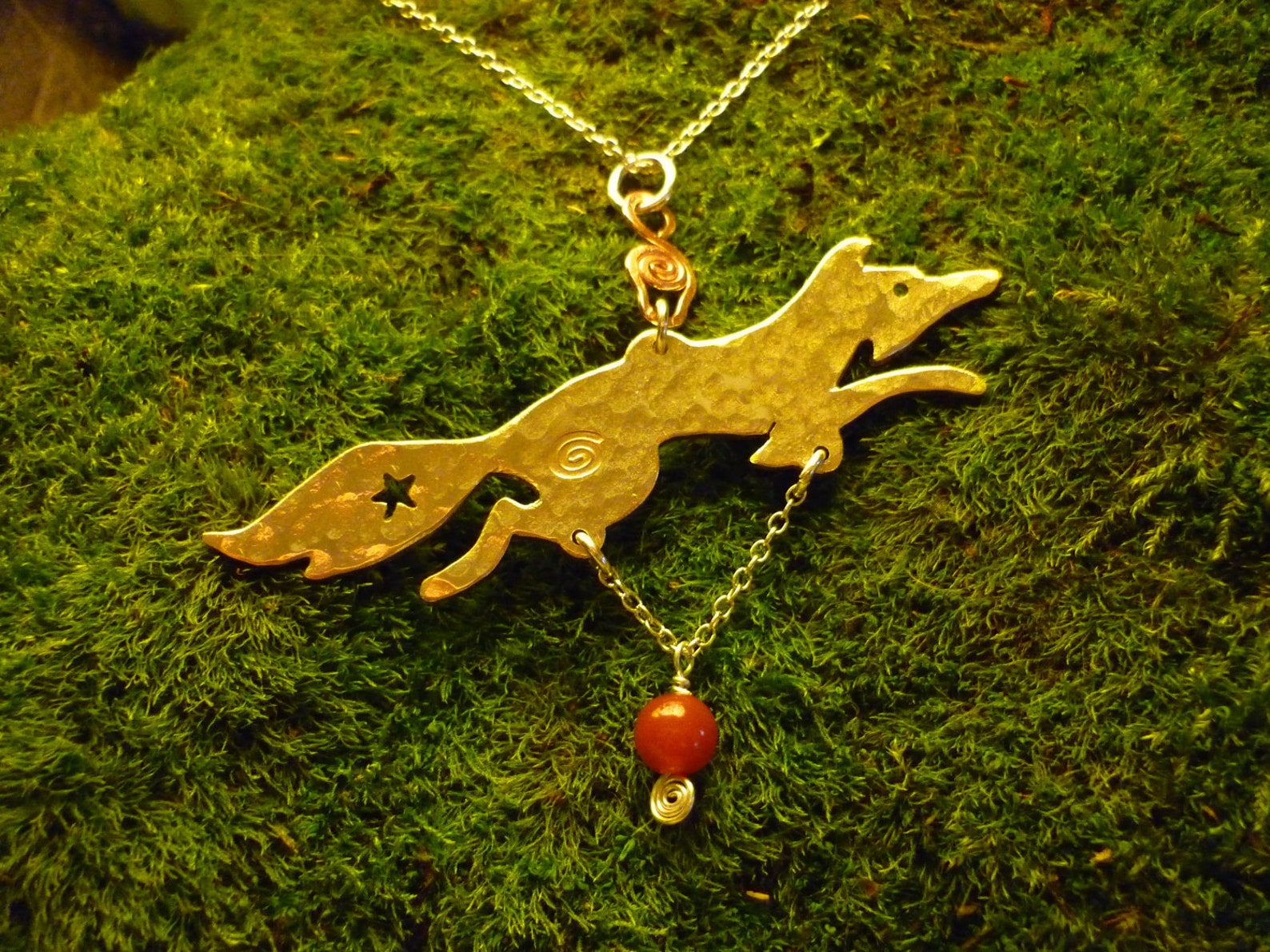 Collar colgante de zorro celestial, SquareHare, vegano del Reino Unido ...