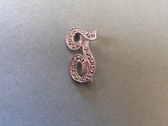 T initial vintage monogram pin - Gem