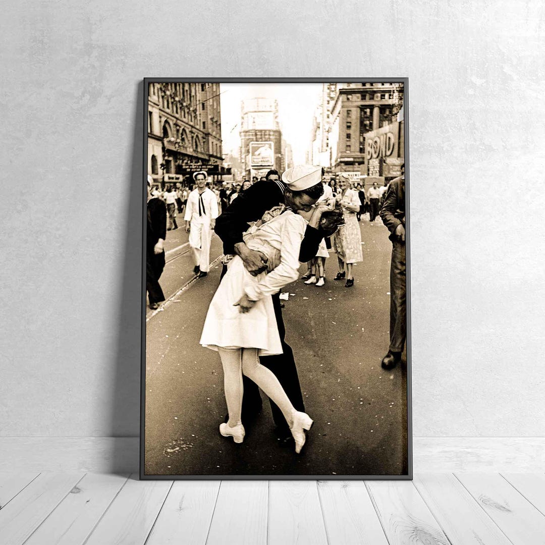 V-J Day Poster Kiss in Times Square Canvas Wall Art, Iconic USA WWII ...
