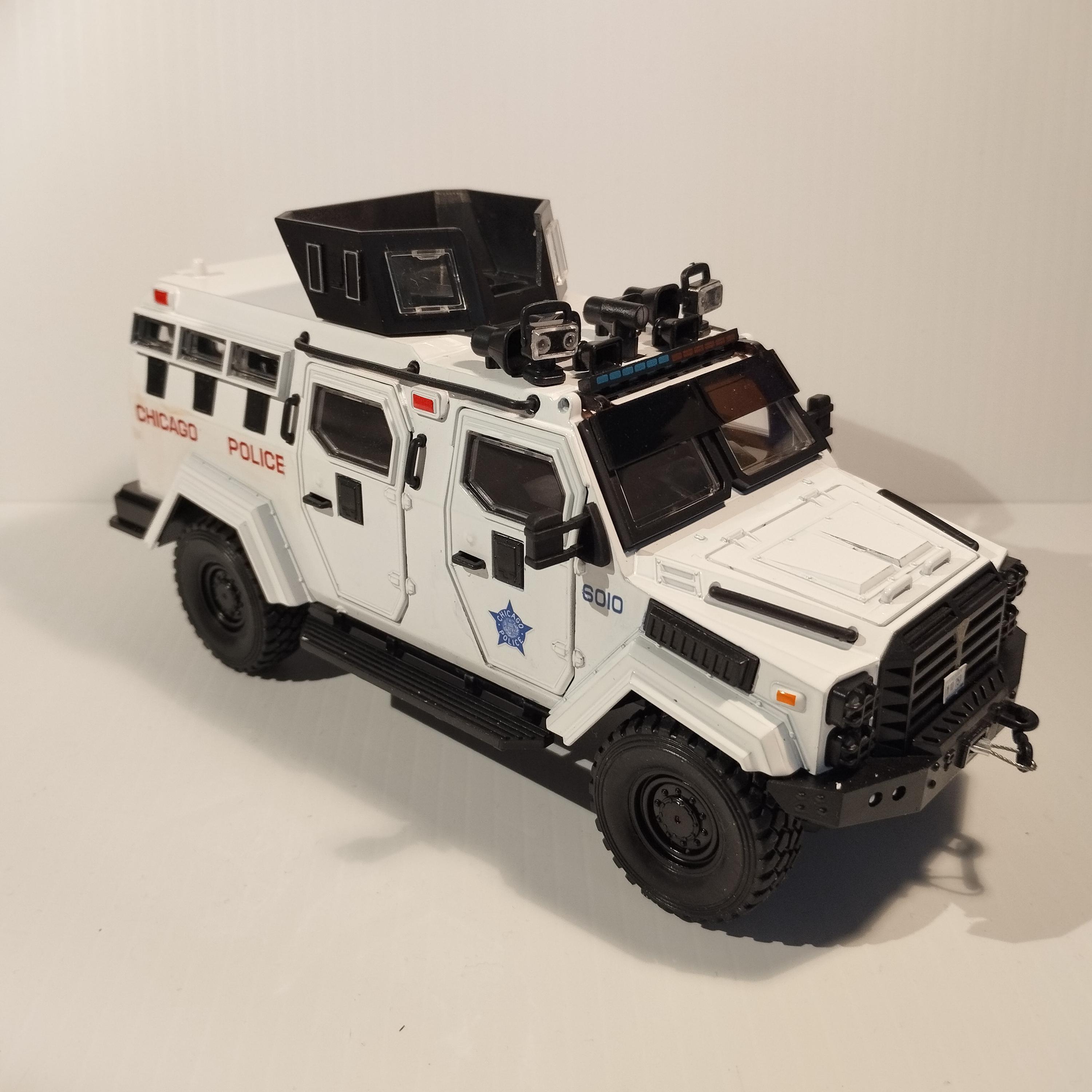 Chicago Police SWAT Bearcat 1:24 Scale Diecast With Working Lights ...