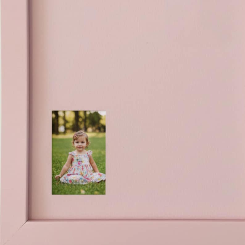 Marco de fotos monocromático rosa con tapete, abertura pequeña ...