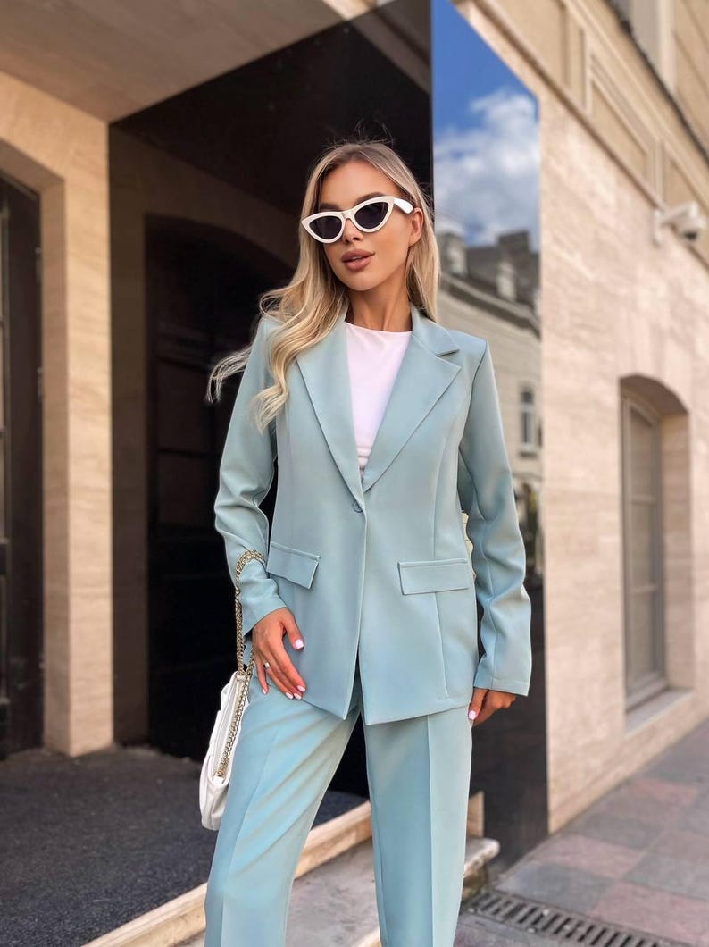 Modern Women's Spring Suit in Subtle Olive – A Chic, Tailored Ensemble ...