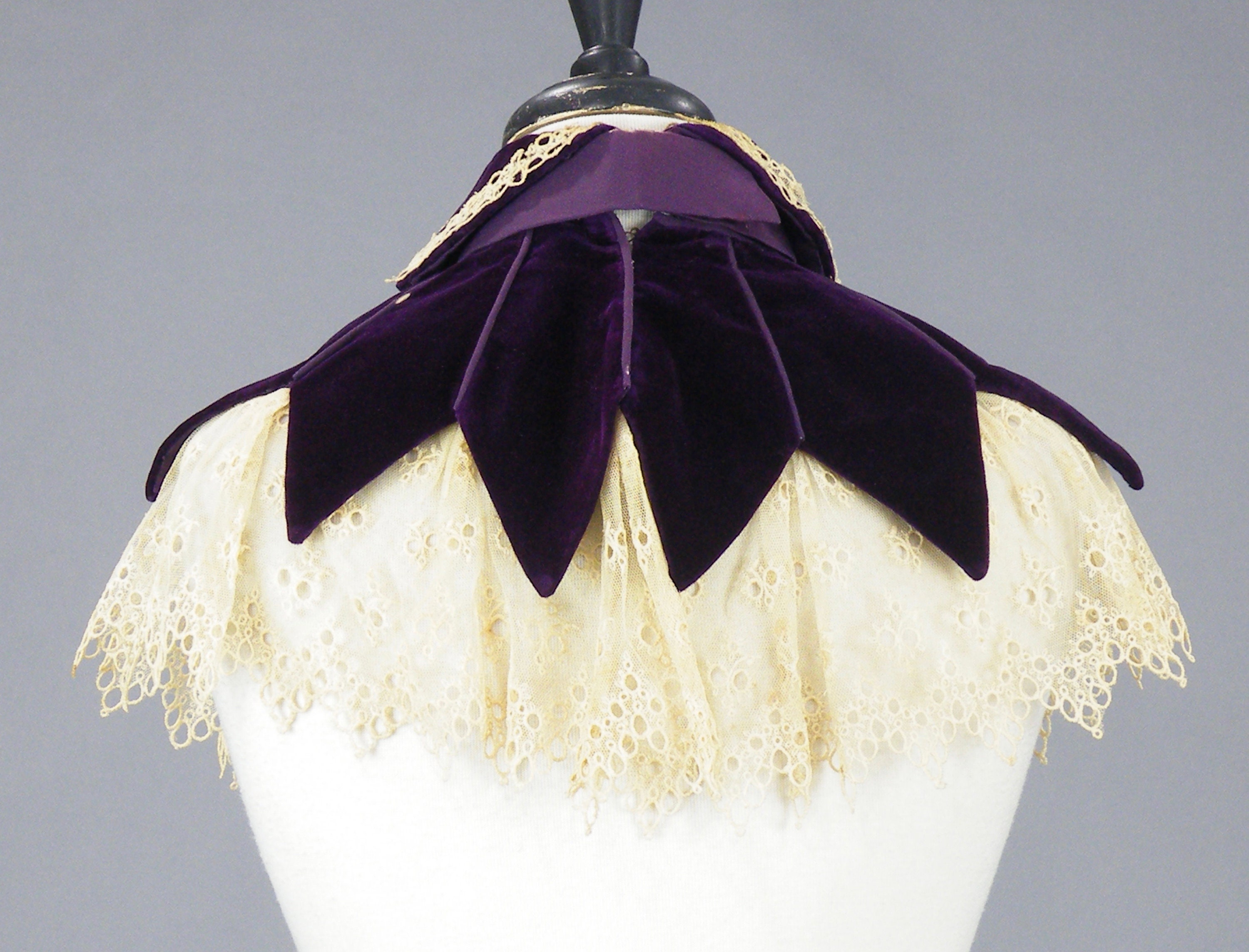 Victorian Purple Velvet Lace Collar Capelet, 1890s Belle Époque Shawl ...
