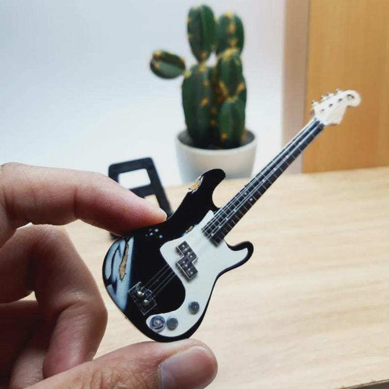 ミニチュアベース Fen der Relic Tayson YoungK Day6 1:12 | レプリカミニギターベースハンドメイド ...