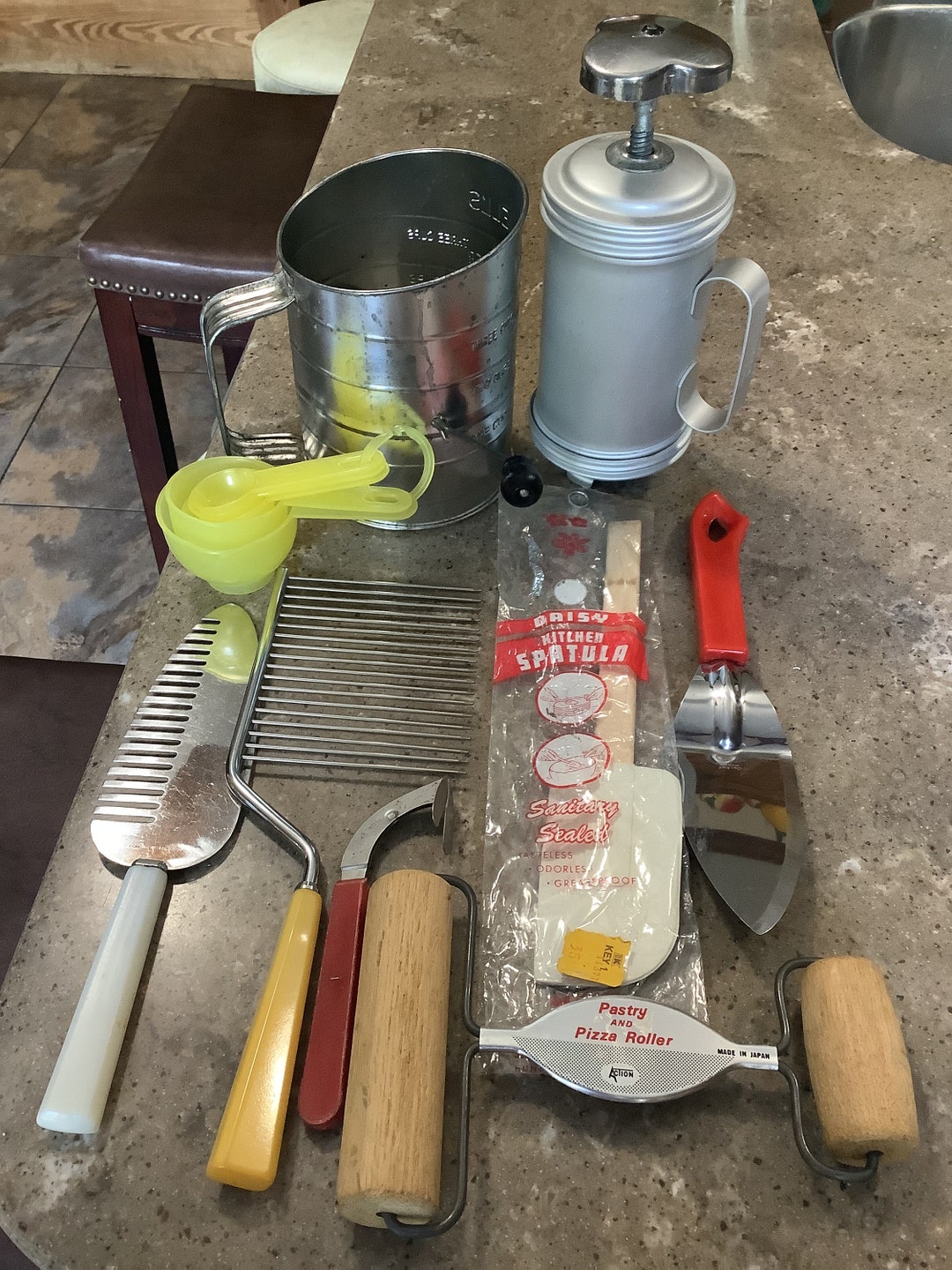 Vintage Mirro Daisy Farmhouse Kitchen Utensil 24 Piece Set Cookie Press ...