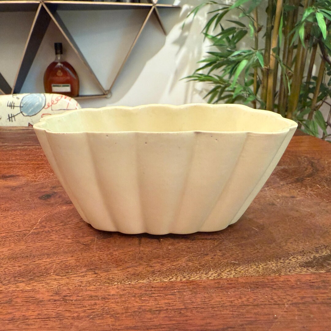 Mid Century Cream Colored Scalloped USA 62 Ceramic Pottery Flower Pot ...