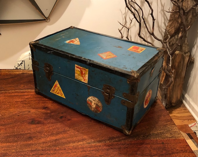 Vintage 1940's Blue Metal and Wood Blue Doll Steamer Trunk Toy With 16 ...