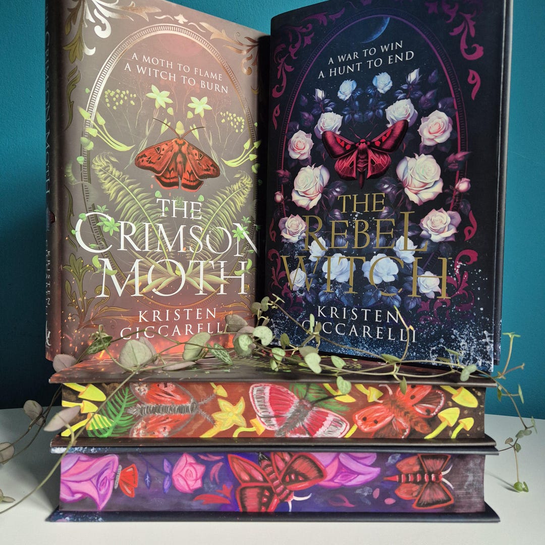 Bordas do livro pintadas à mão da bruxa rebelde The CRIMSON MOTH ...