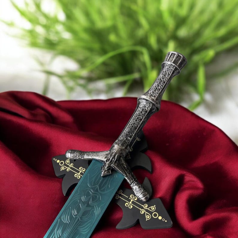 Holy Moonlight Greatsword Replica | Bloodborne-inspired Zinc Alloy ...