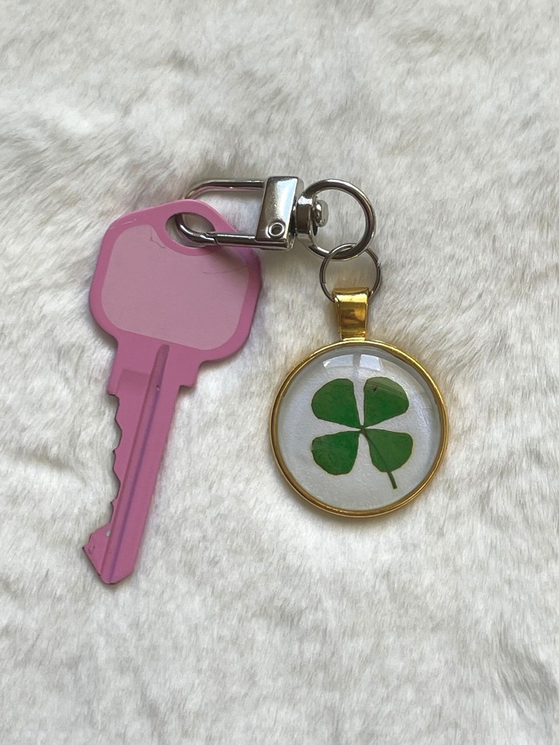 Real Four Leaf Clover Keychain: Lucky Shamrock Glass Cabochon Keyring ...