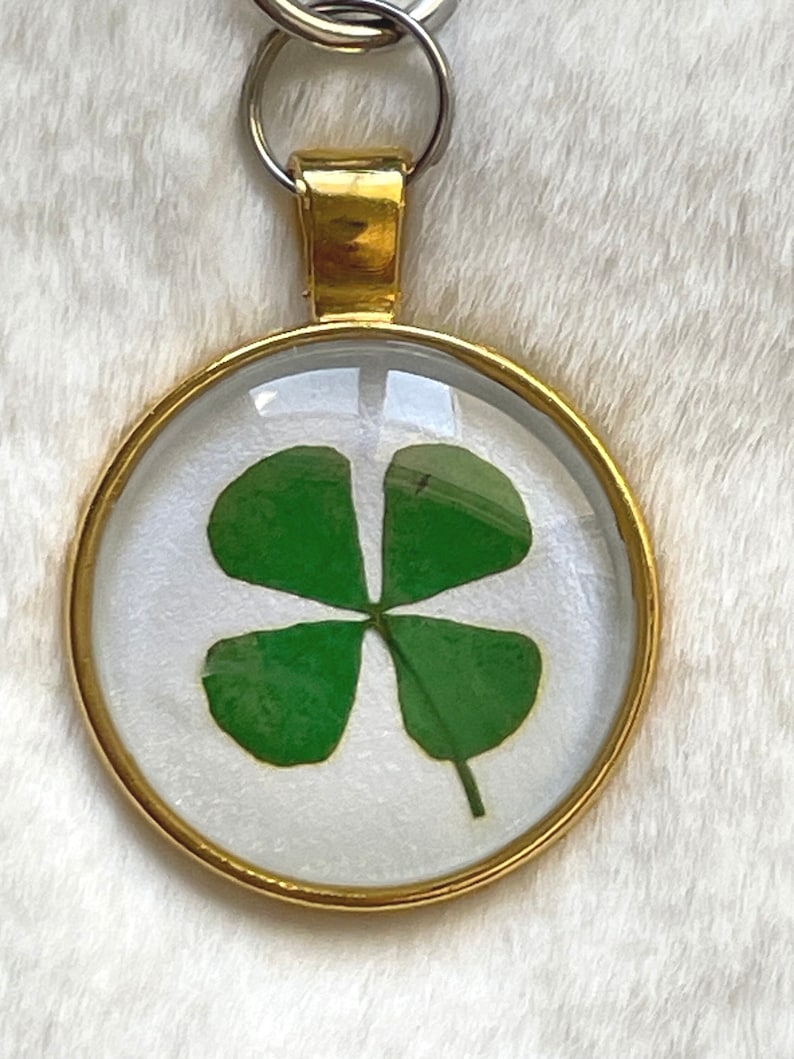 Real Four Leaf Clover Keychain: Lucky Shamrock Glass Cabochon Keyring ...