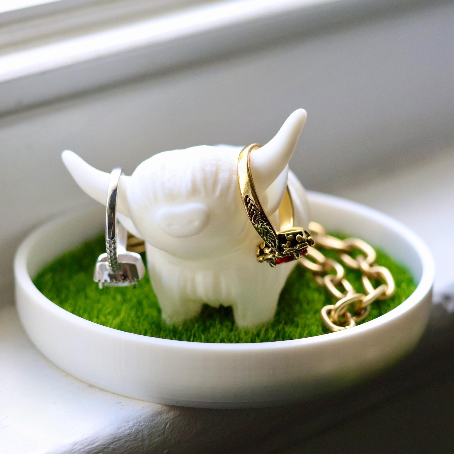 Grazing Highland Cow Ring Holder – Farmhouse Jewelry Dish for Rings ...