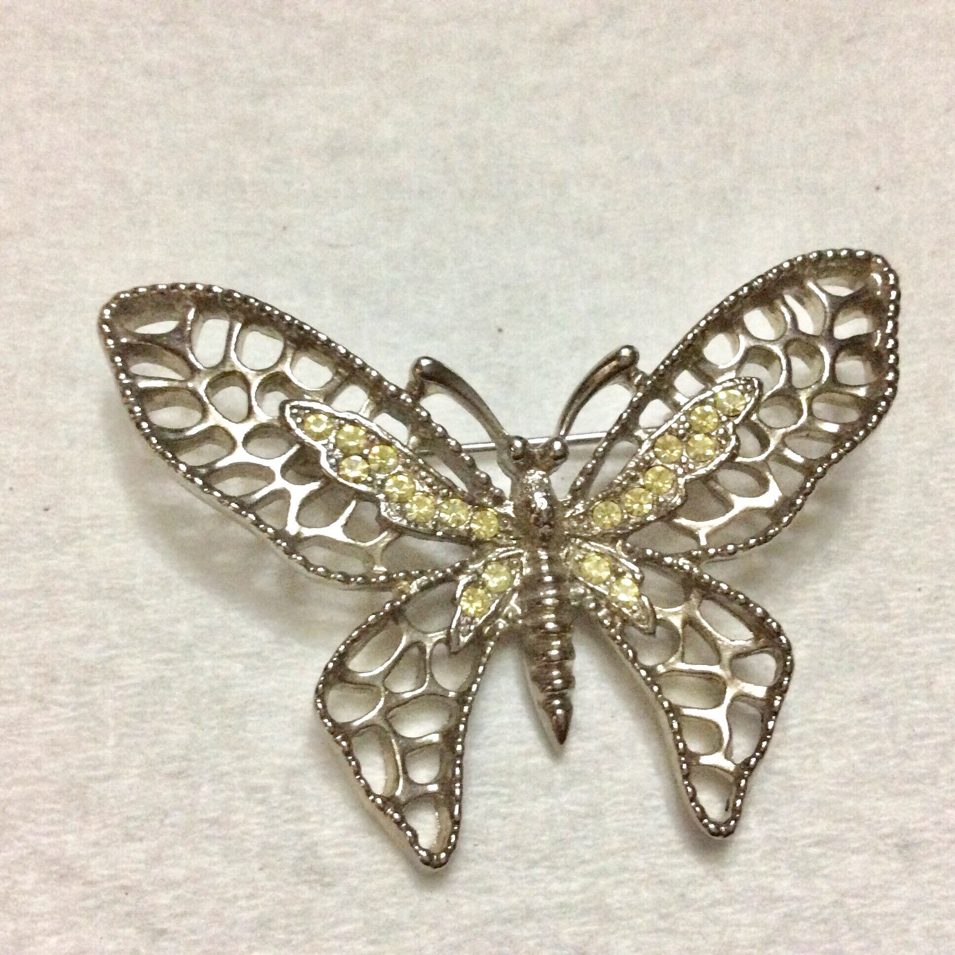 Broche de mariposa de metal de filigrana de plata de metal de imitación ...