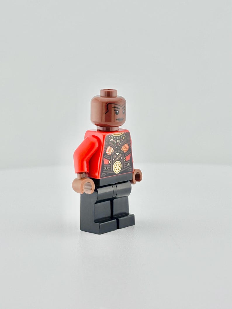 LEGO® Okoye Marvel Minifigure – Red Top – Marvel Wakanda Forever Super ...
