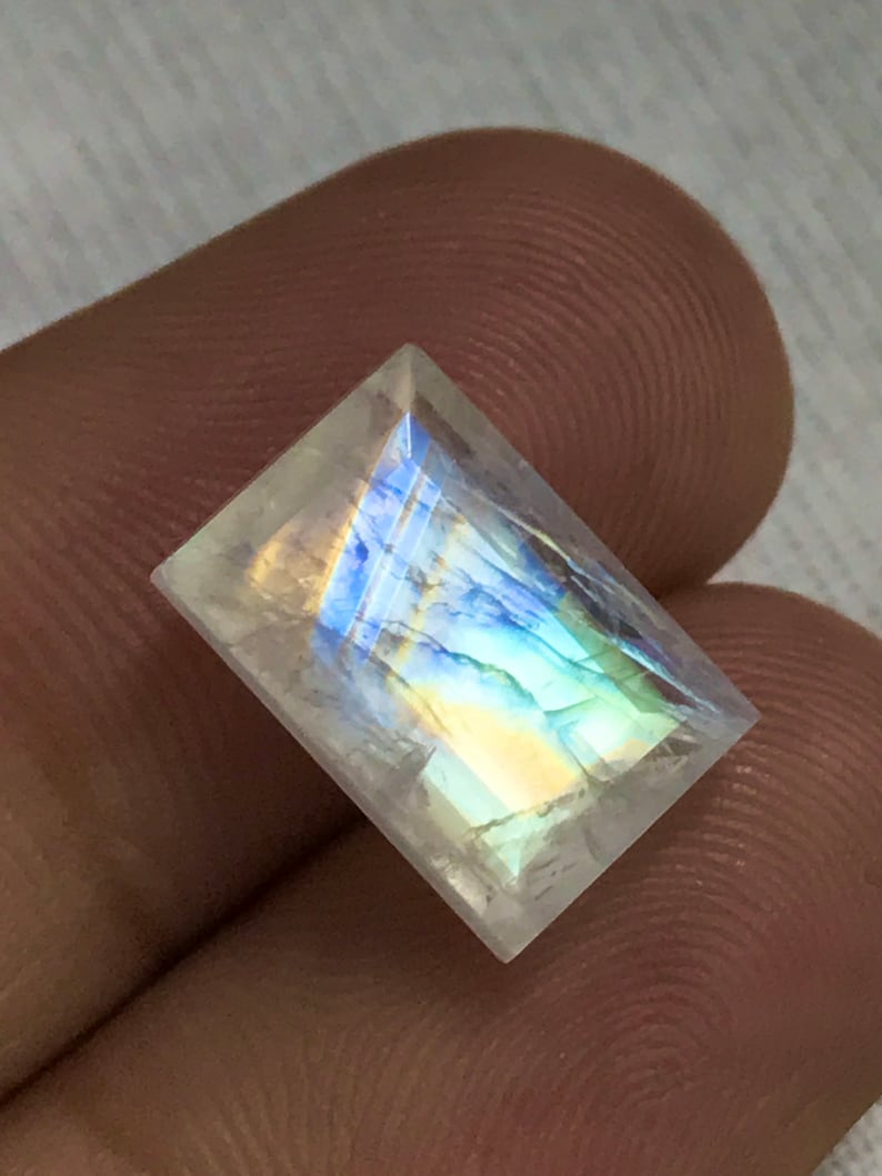 Piedra lunar arcoíris facetada: destello azul intenso, 8 x 12,5 mm ...