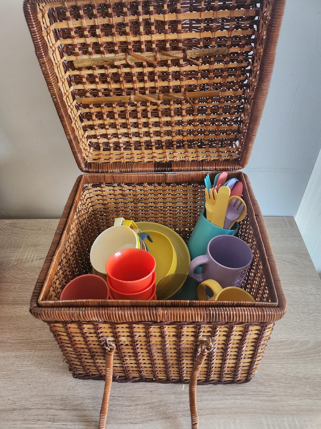 Vintage Wicker Picnic Basket With Complete Retro Plastic Dinnerware Set ...