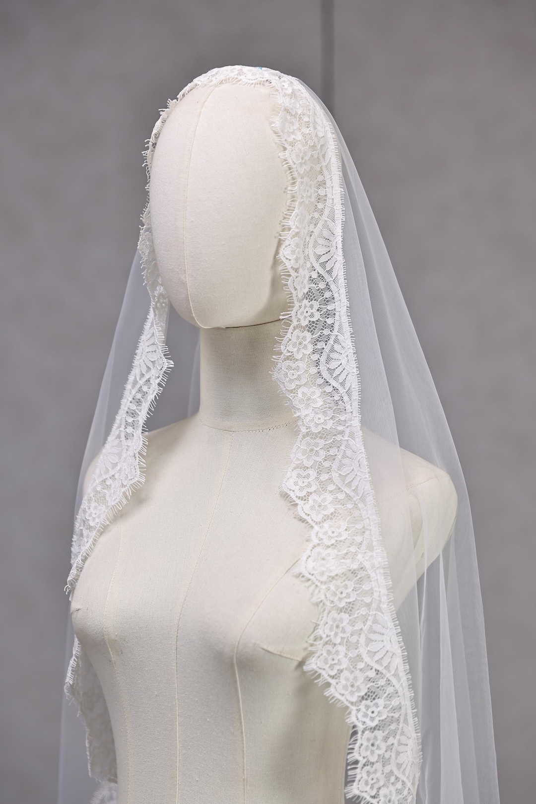 Mantilla Bridal Veil, Fingertip Lace Trim Veil for Bride, Chantilly ...