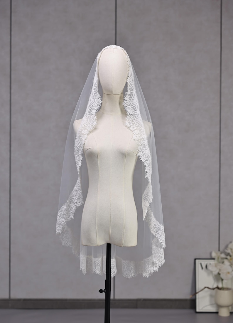 Mantilla Bridal Veil, Fingertip Lace Trim Veil for Bride, Chantilly ...