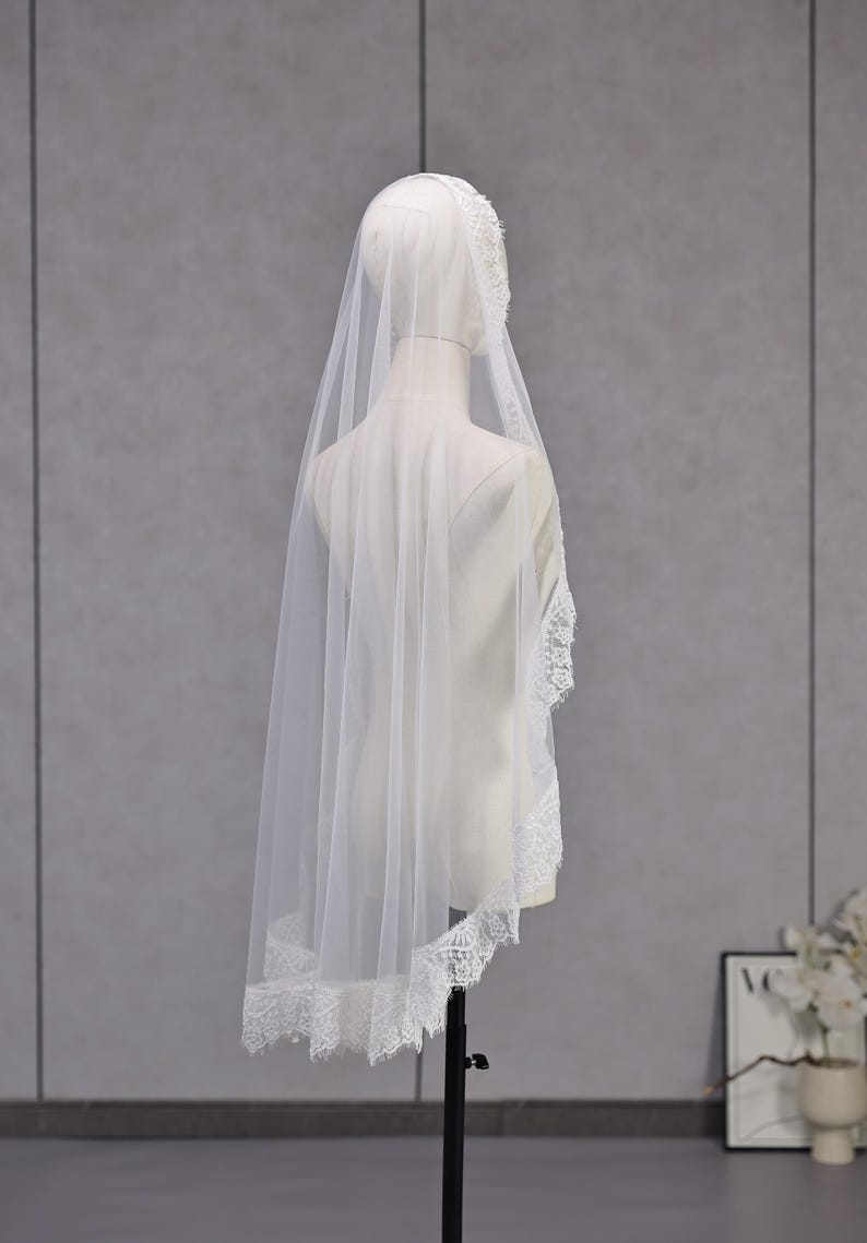 Mantilla Bridal Veil, Fingertip Lace Trim Veil for Bride, Chantilly ...