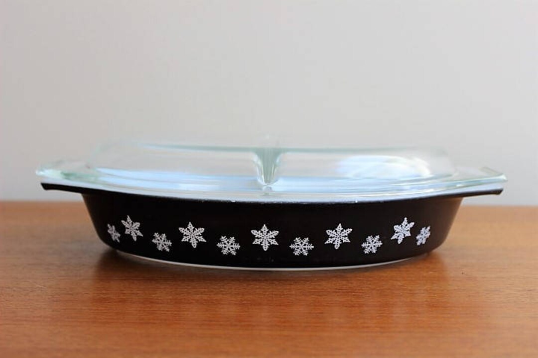 Pyrex Snowflake Cinderella Oval Divided Dish With Lid | Charcoal or ...